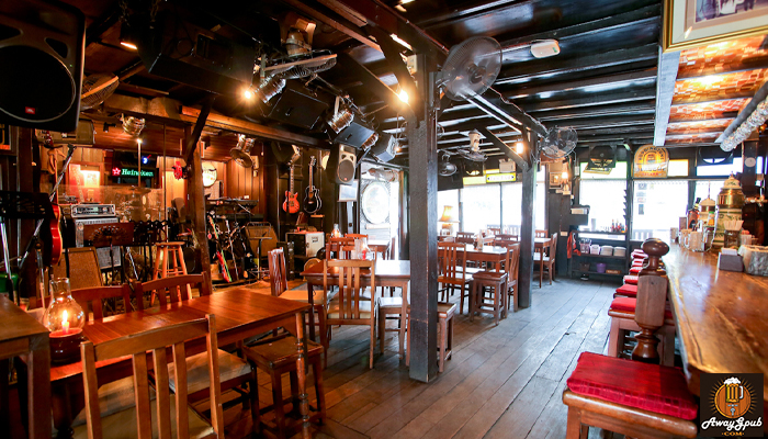 River Side Bar Restaurant บาร์ที่ได้รับความนิยมอย่างท่วมท้น