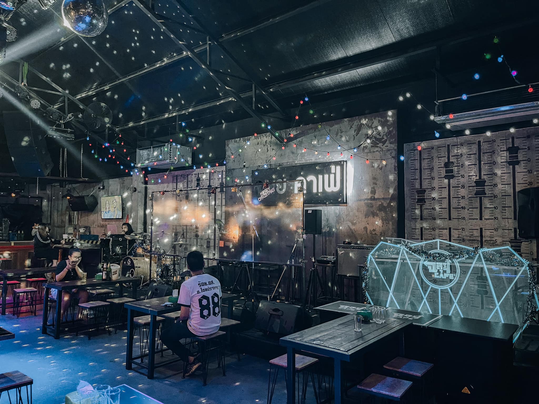 ฉลุย Café ร้านเหล้ากึ่งผับสนุกสุดมันส์ - awaygpub.com